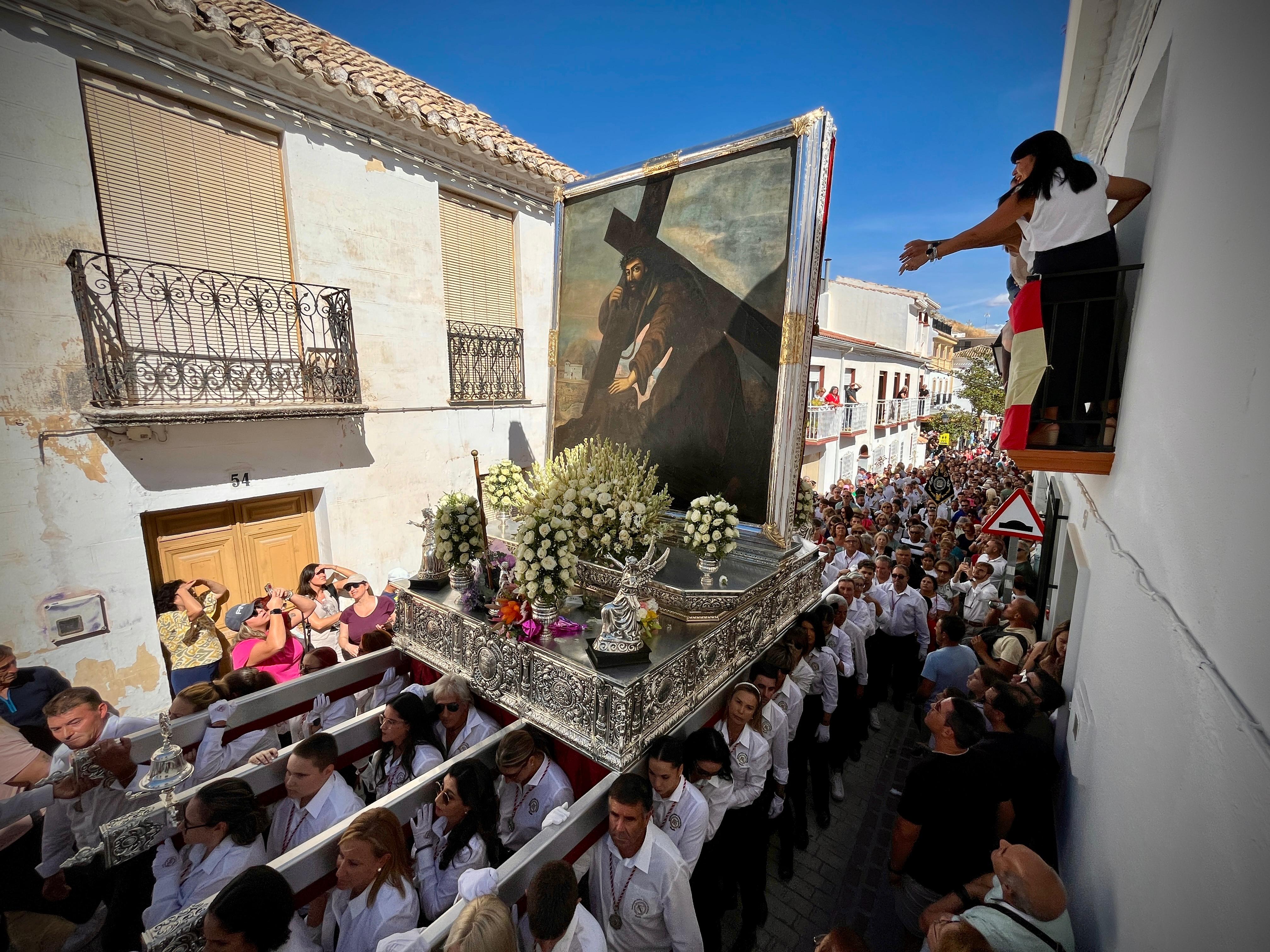 Más de 10.000 fieles acompañan al Cristo del Paño | Ideal