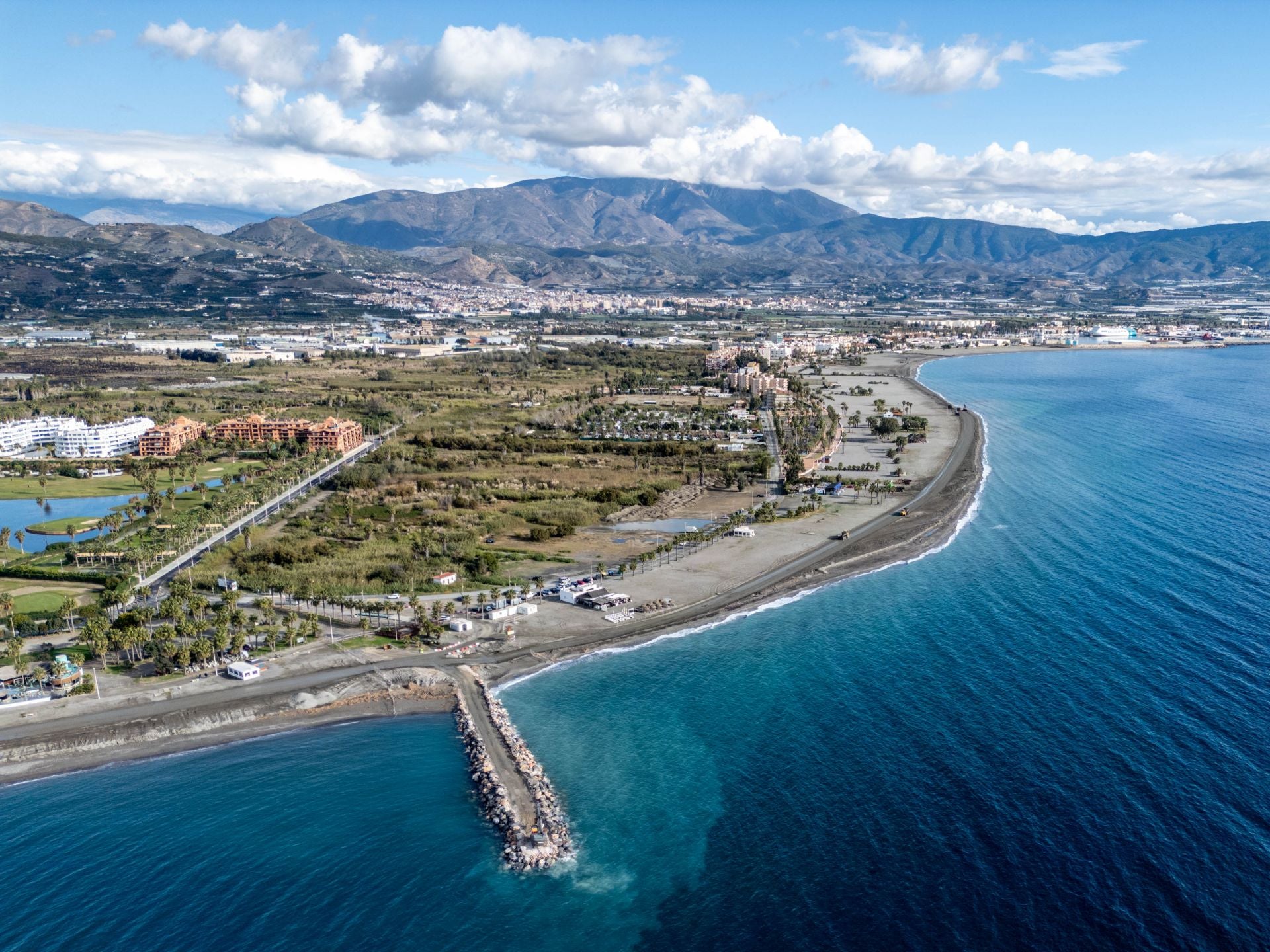 El espigón de Playa Granada se adentra en el mar | Ideal