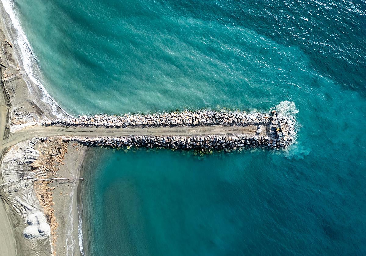 Las espectaculares imágenes del espigón de Playa Granada a vista de ...