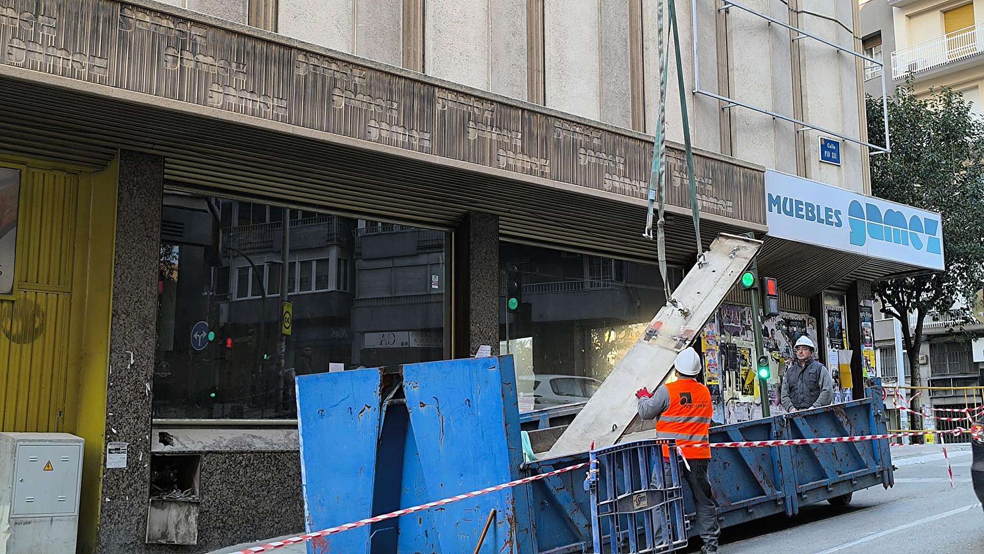 Así avanza el increíble desmontaje de la fachada del edificio Muebles Gámez en Jaén | Ideal