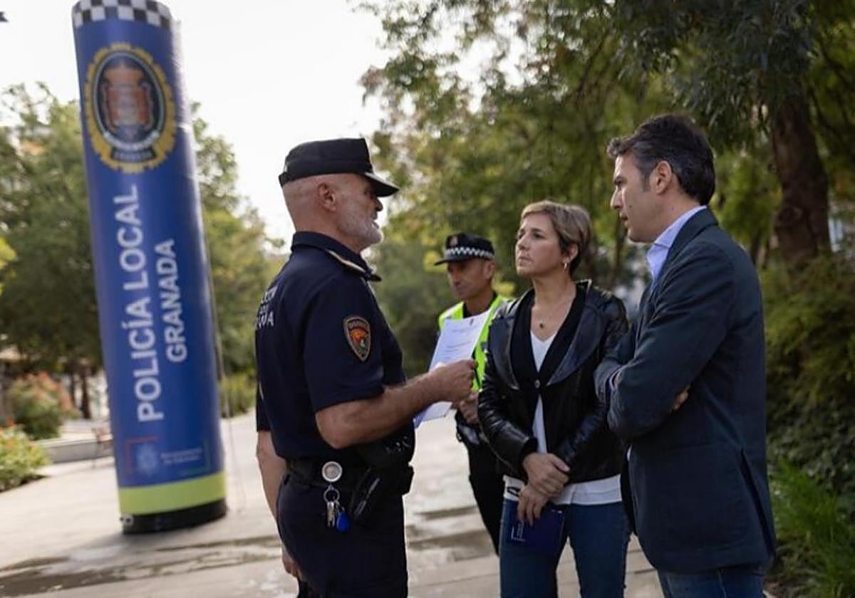 La Policía Local estrena oficina móvil en los barrios de Granada | Ideal