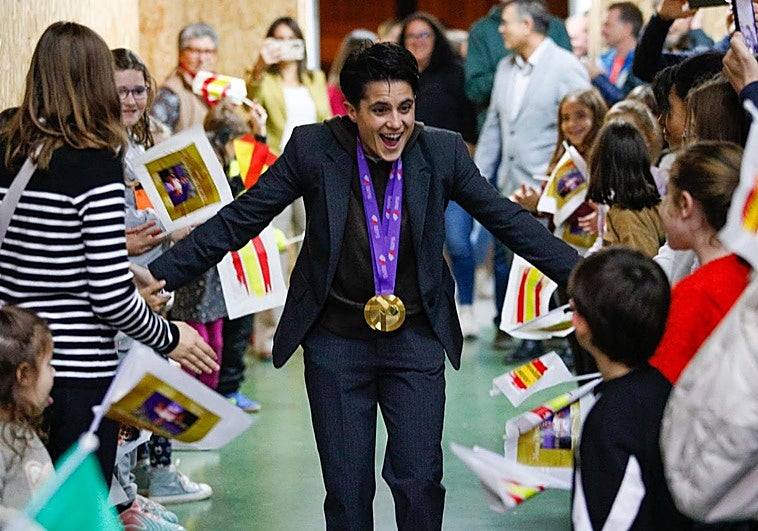 María Pérez inaugura el pabellón de Bola de Oro que ahora llevará su ...