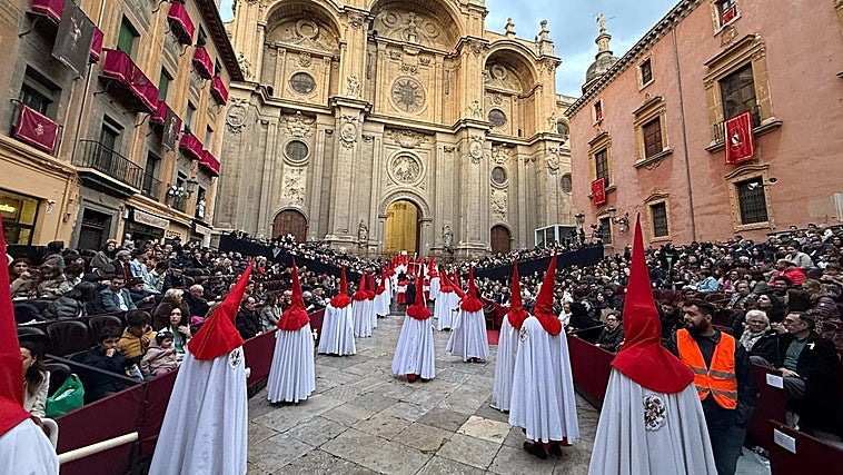 Horarios e itinerarios de la Semana Santa de Granada 2026: todos los ...
