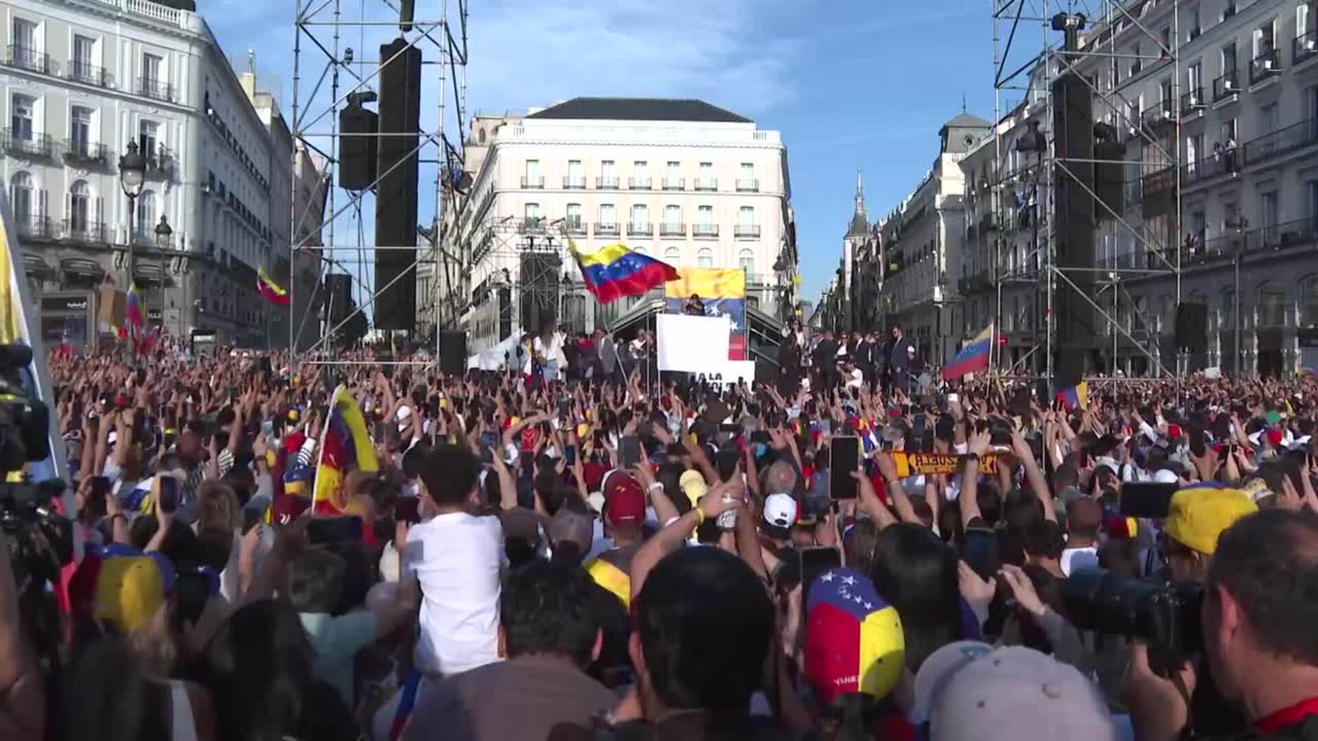 Miles de venezolanos reciben a María Corina Machado en la Puerta del ...