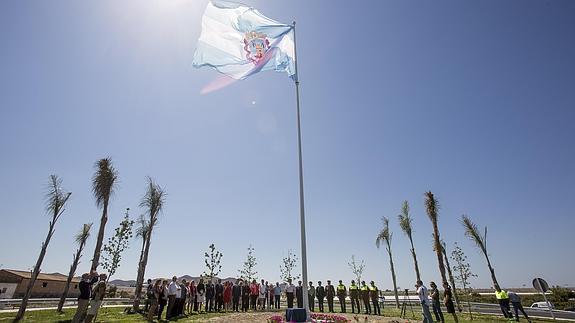 Motril iza su bandera en la rotonda de acceso por Puntalón con motivo ...