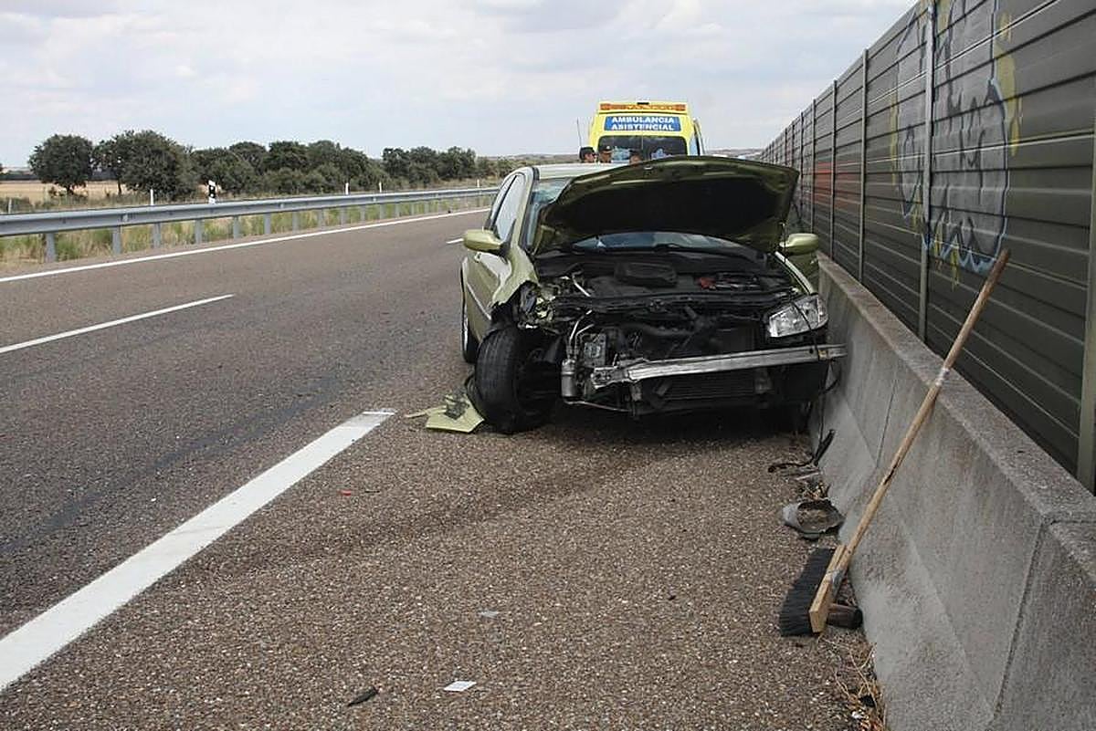 Choque entre un turismo y un camión de mercancías peligrosas en la A-62 ...