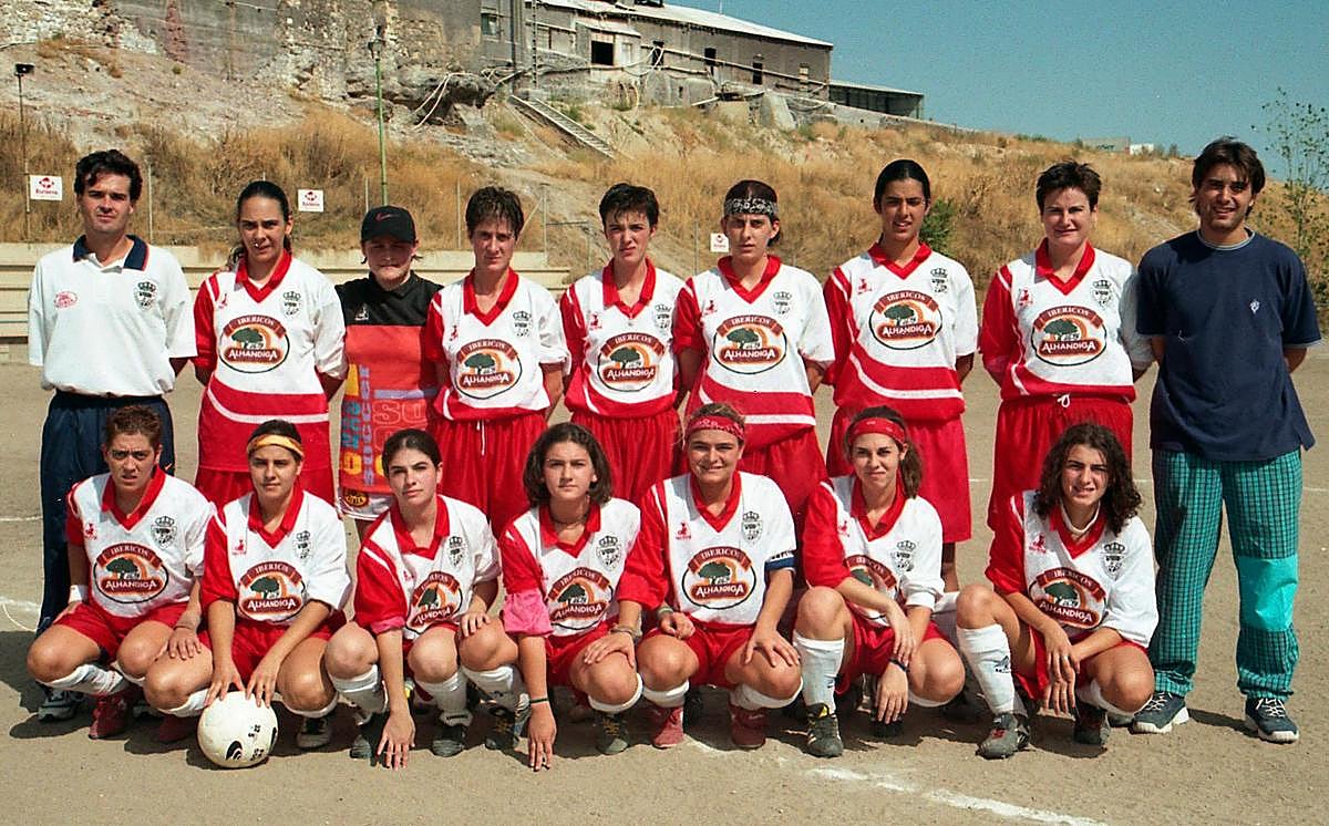 El Ribert recupera el fútbol femenino tras dos décadas | La Gaceta de ...