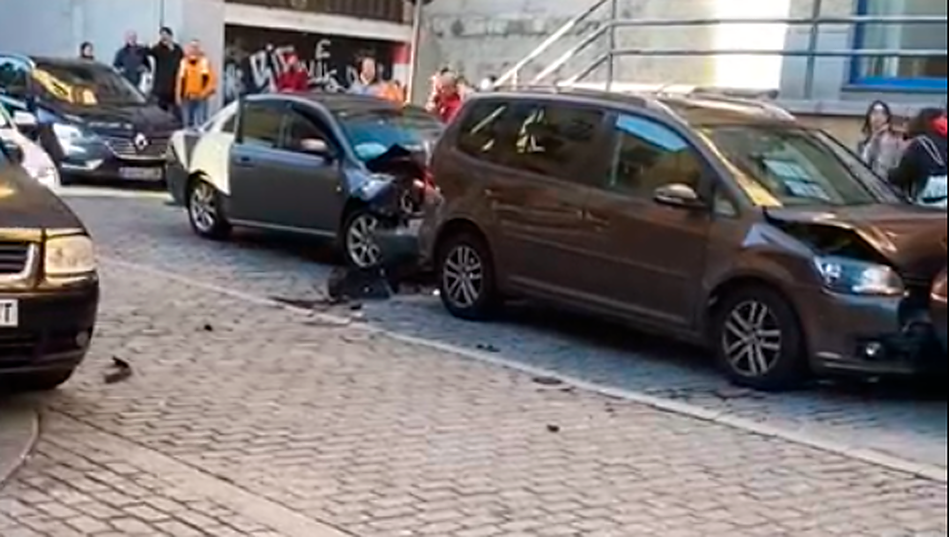 Espectacular choque en cadena de varios coches en la cuesta de San Blas ...