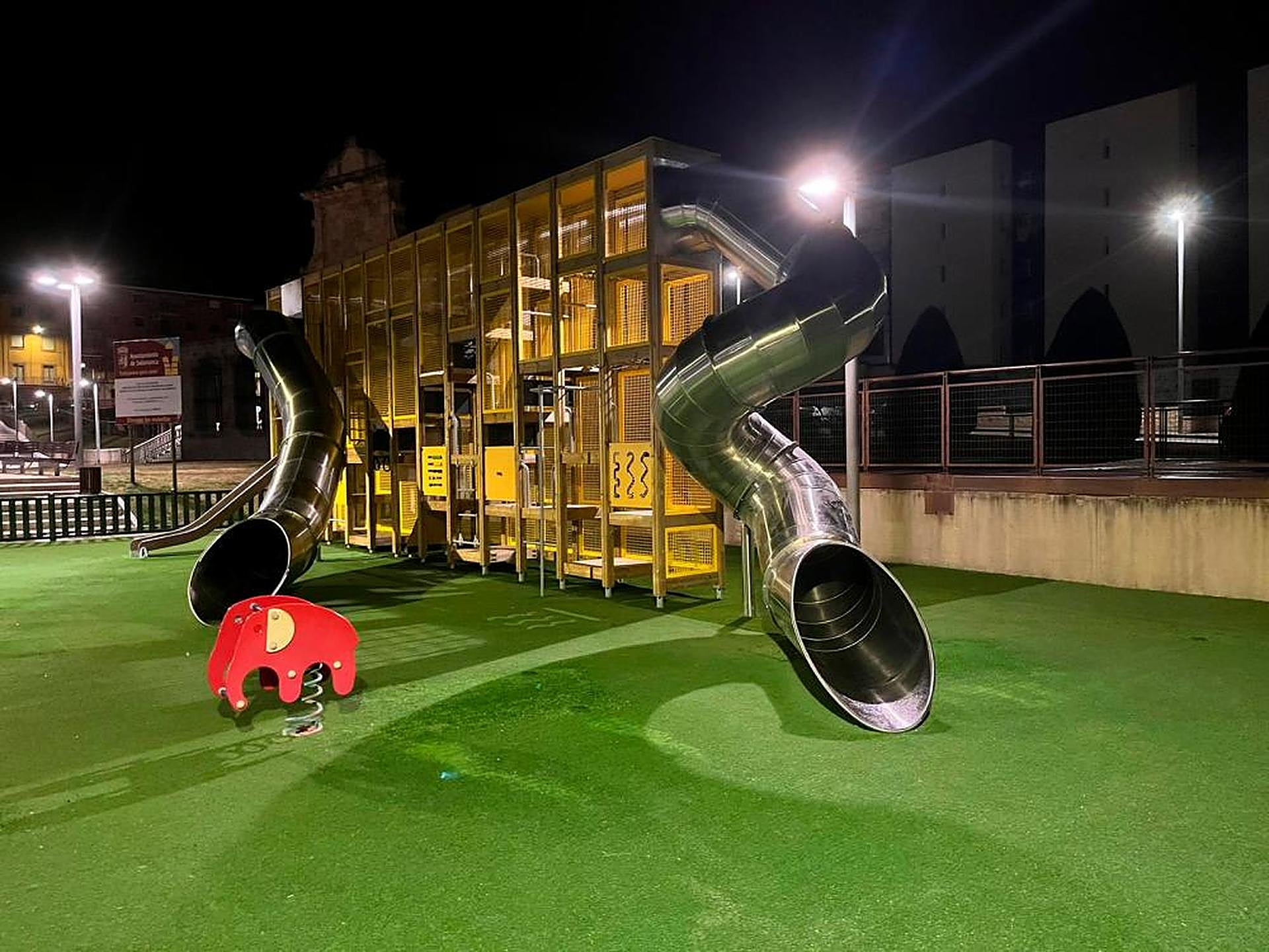 El laberinto vertical en el que pueden jugar 55 niños a la vez que ha ...