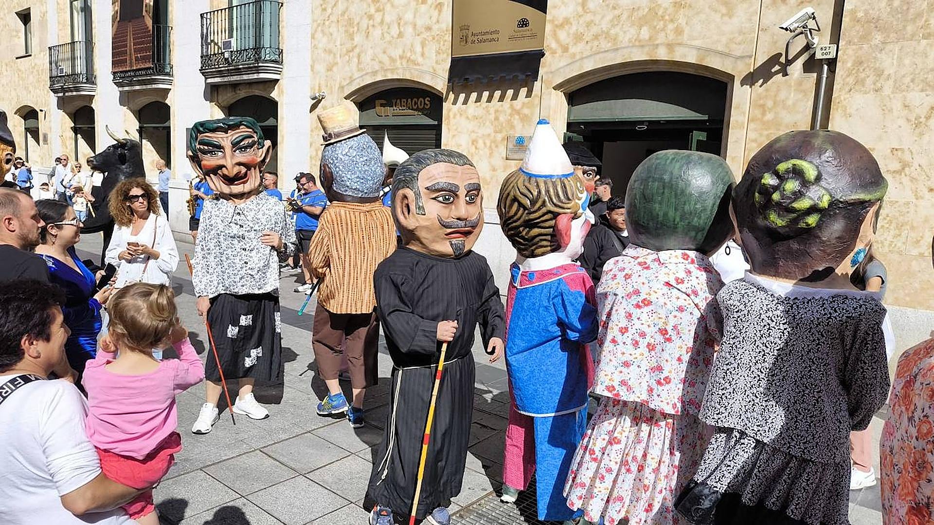 Los cabezudos 'inundan' de alegría las calles de Salamanca en el día ...