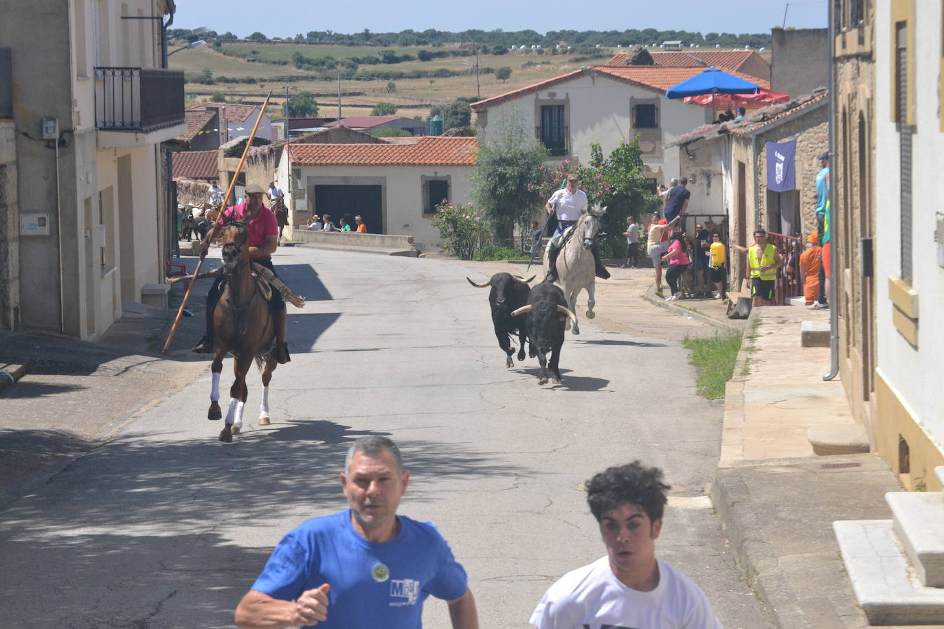 Vibrante y raudo paso de Valdefresno por las calles de Hinojosa | La ...