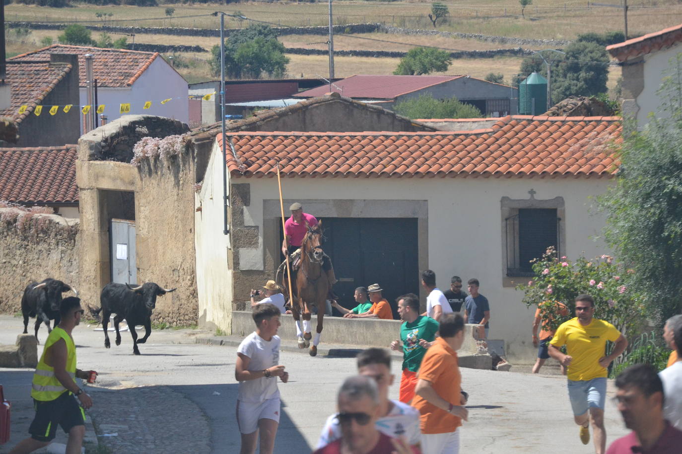 Vibrante y raudo paso de Valdefresno por las calles de Hinojosa | La ...