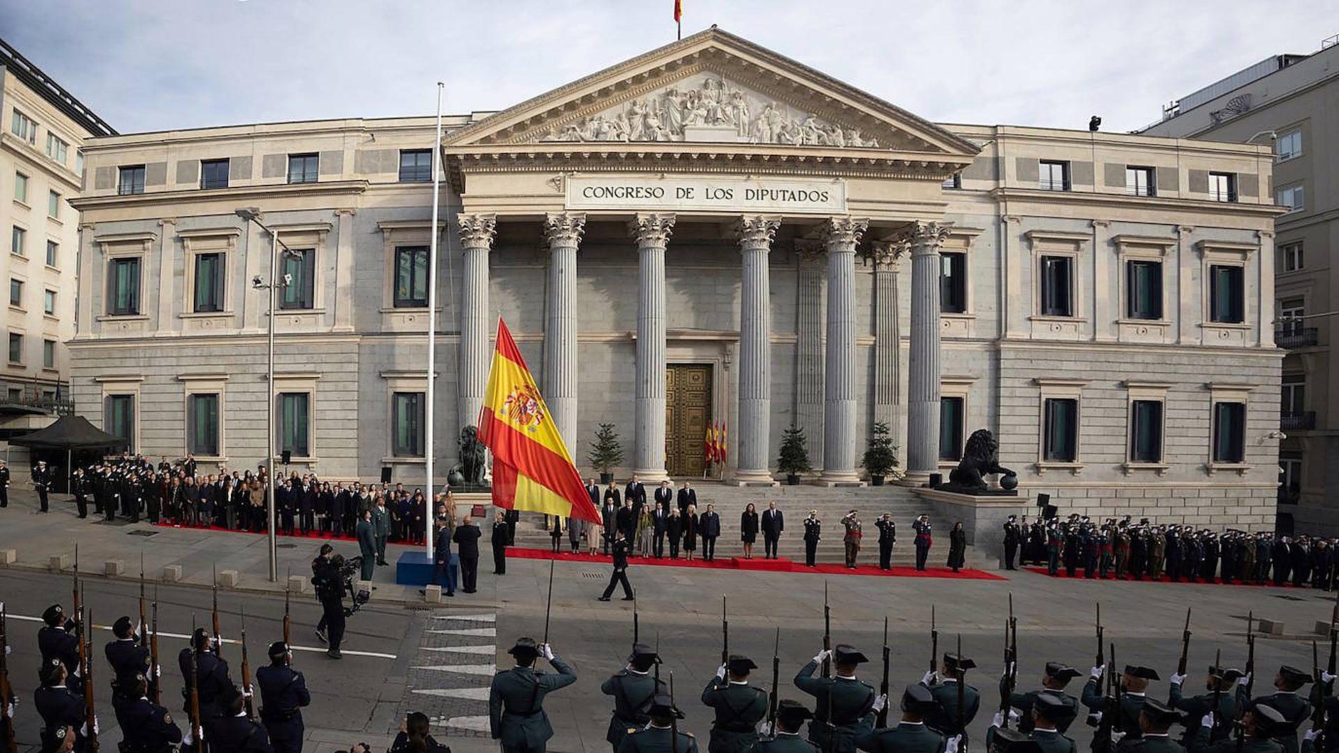 Izado de bandera, emoción y reivindicaciones políticas en el acto ...