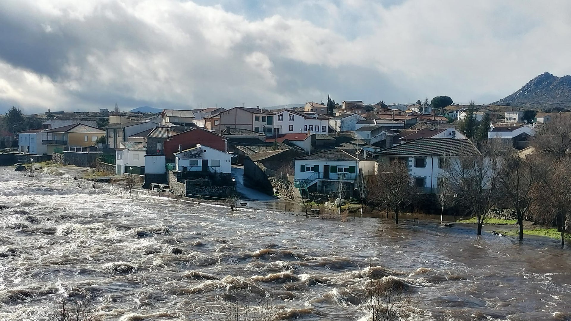Así luce el río Tormes tras la espectacular crecida de las últimas ...
