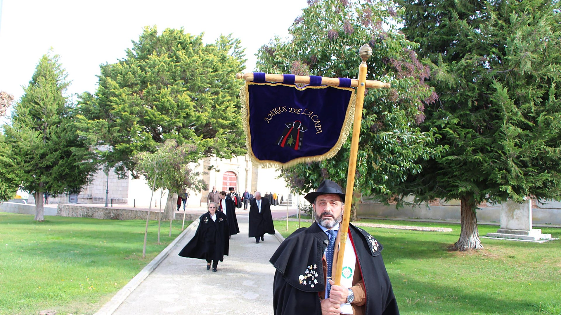 Dos décadas luciendo la capa charra en Santiago | La Gaceta de Salamanca