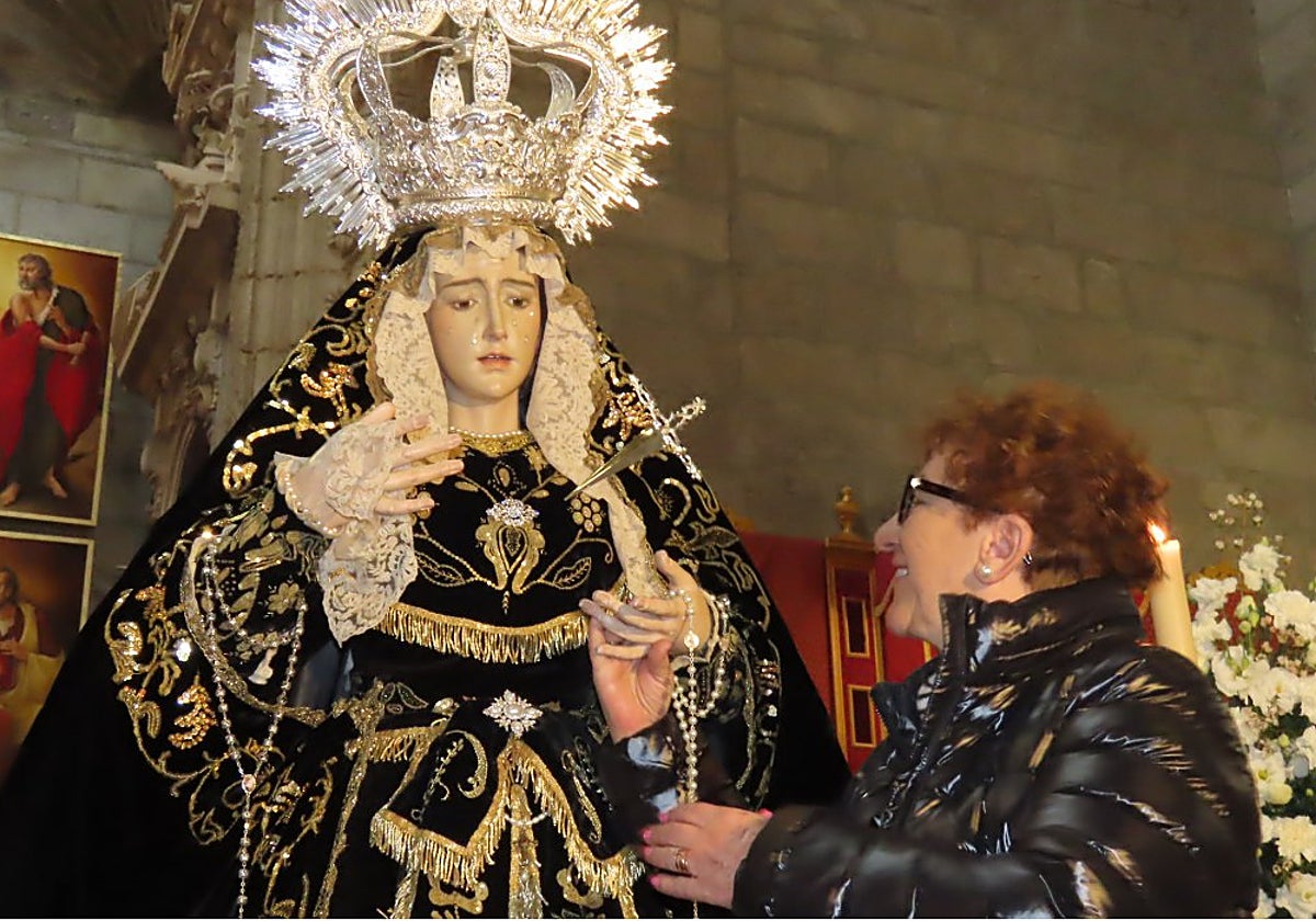 La Soledad, ataviada a la usanza charra, recibe el cariño de Peñaranda ...