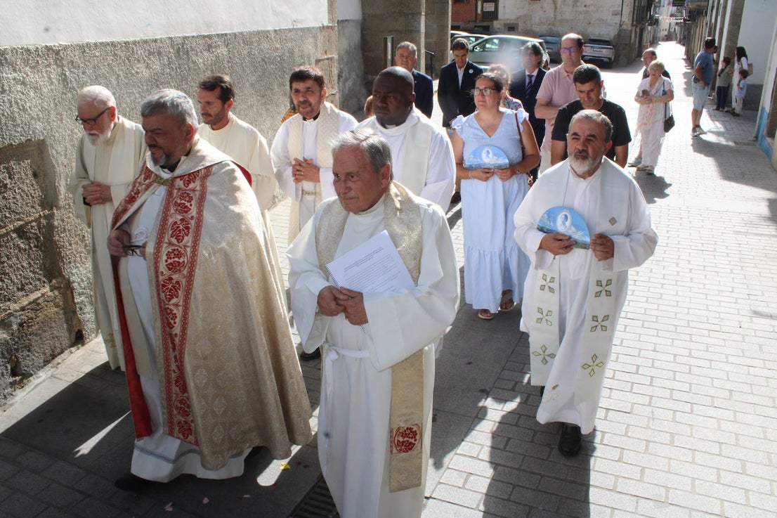 Multitudinaria recepción de los restos de la venerable Aurora Calvo en ...