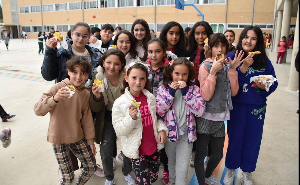 Los abuelos preparan 2.500 pringadas en el colegio Villa de Autol | La ...