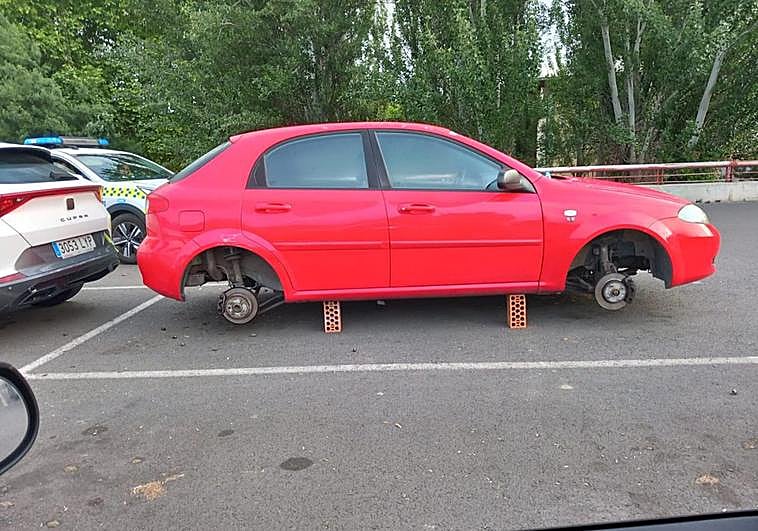 Coche sin ruedas en el parking del Revellín | La Rioja