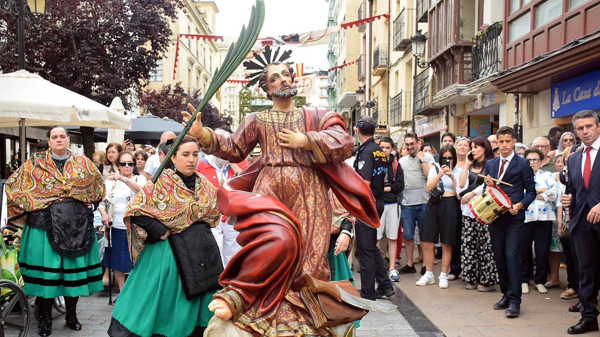 Degustación de toro guisado a la espera de la 'llegada' de Carlos V con ...