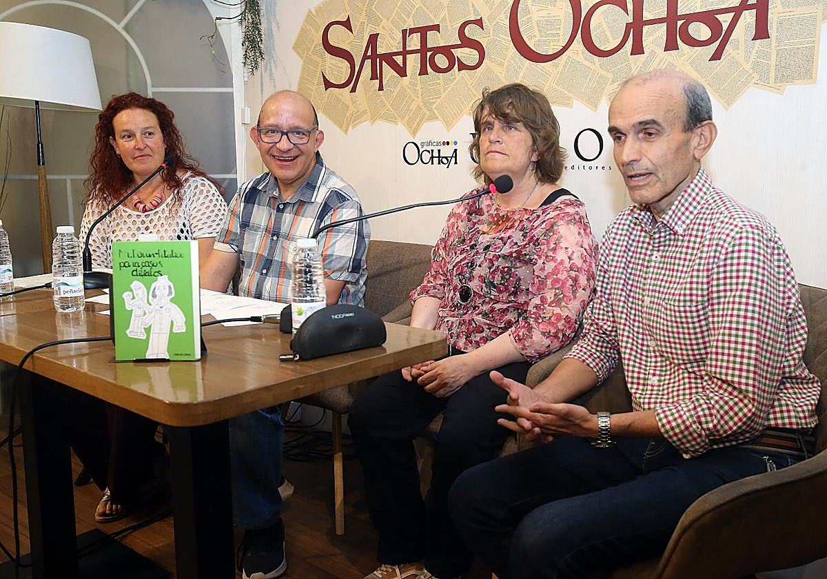 Carlos López con 'Mr. Down' y sus dibujantes | La Rioja