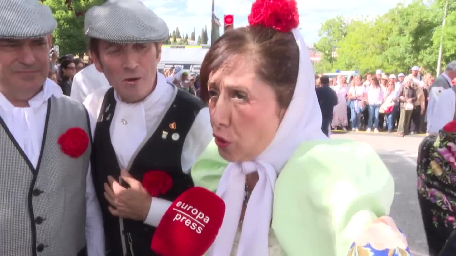 Cómo se llevan los claveles del vestido de chulapa y qué significa su color | La Rioja