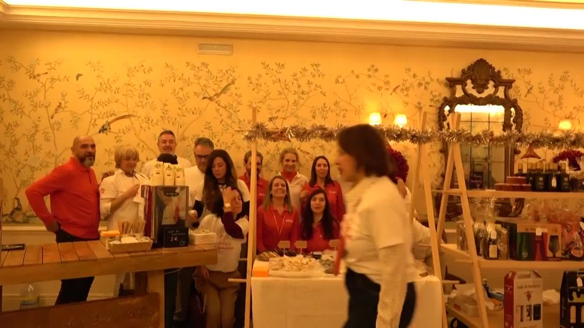 La infanta Elena, sonriente y cercana, ejerce de tendera 'estrella' en ...