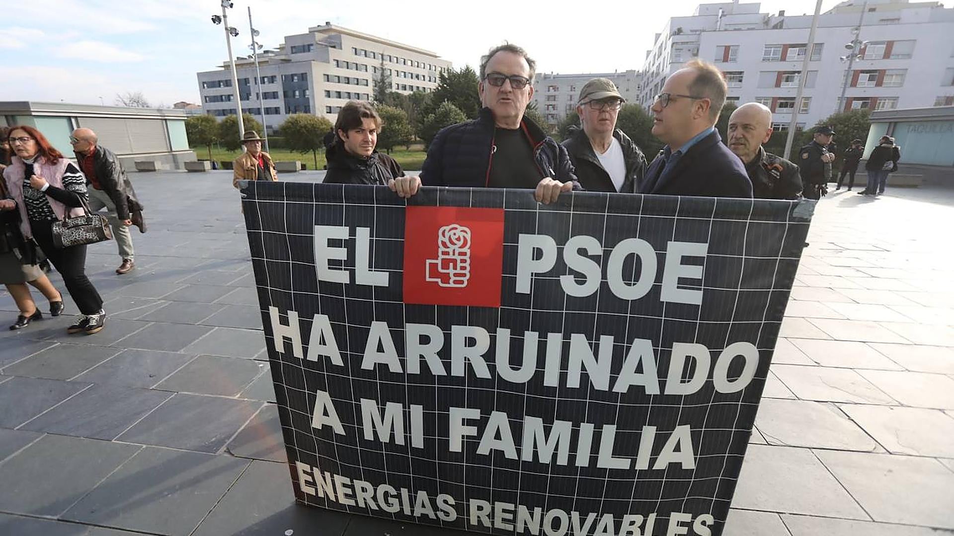 César Vea despliega una pancarta contra el PSOE en el inicio del ...