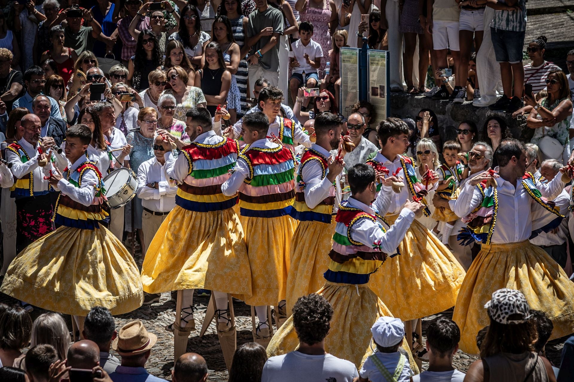 La bajada de los danzadores de Anguiano, en imágenes | La Rioja