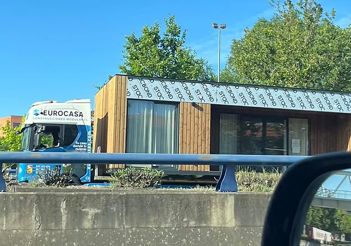 Monumental atasco en la LO-20 por el vuelco de una furgoneta | La Rioja