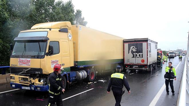 Un Accidente Entre Dos Camiones Provoca Retenciones En El Puente Sobre