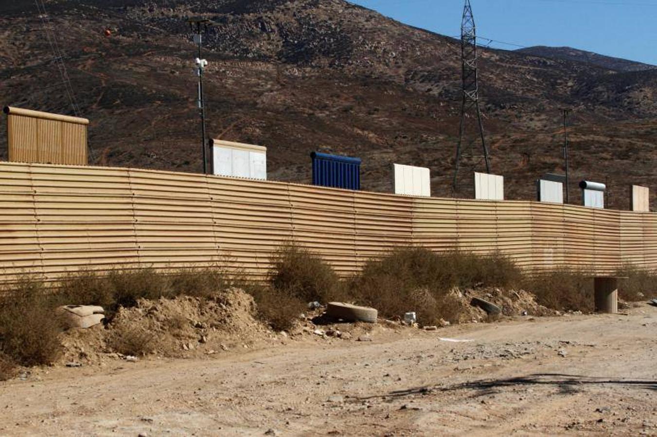 Donald Trump prueba varios modelos para su muro en Tijuana | Las Provincias