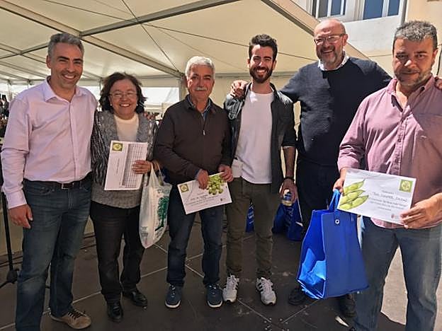 El concejal Toni Colomer gana el premio a la 'fava més llarga' de ...