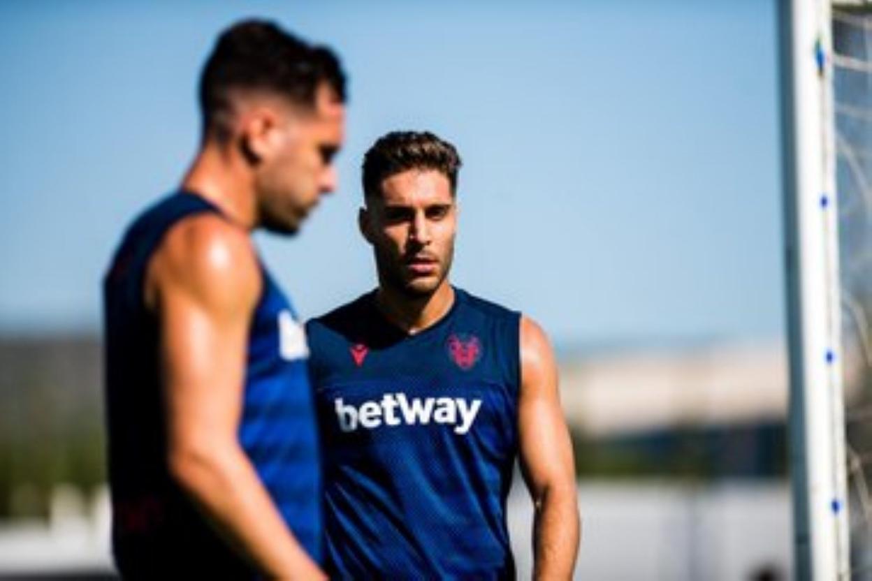 Rochina busca su sitio en el dibujo del Levante con la baja de Hernani ...