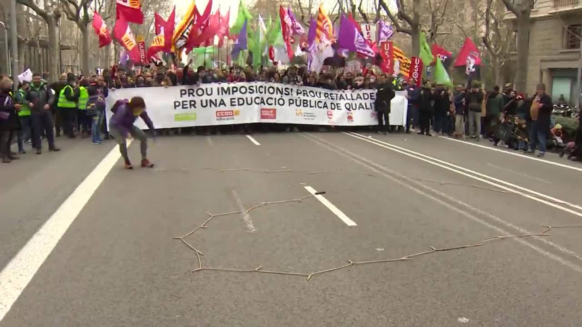 Unas 22 000 Personas Se Manifiestan En Barcelona Por La Huelga