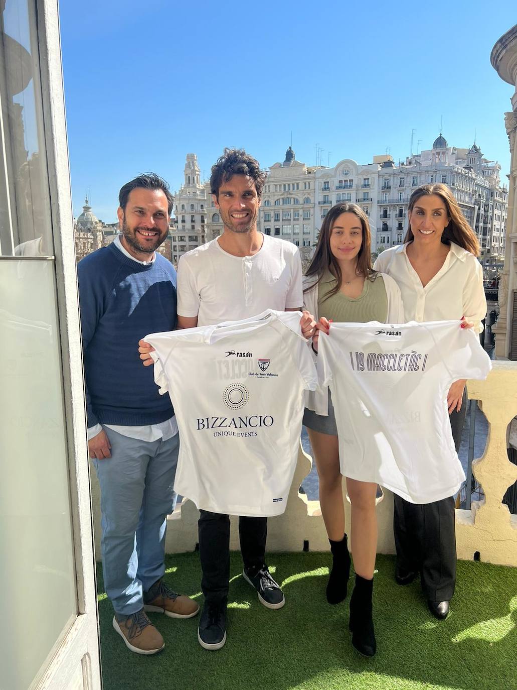 ¿Quién ocupa los balcones? La vida social se traslada a la mascletà ...