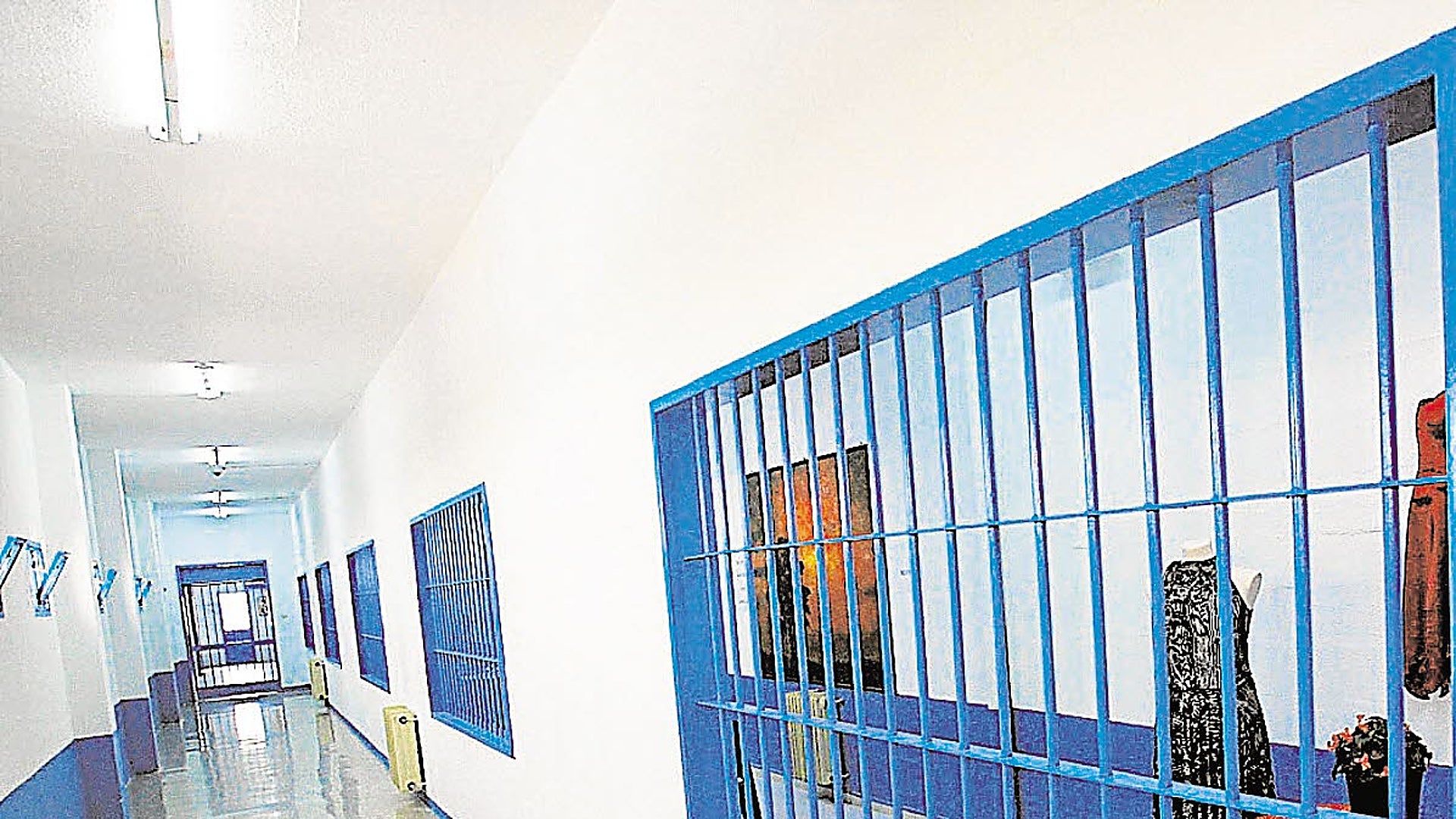 Un preso muy peligroso logra escapar de su celda en la cárcel de ...