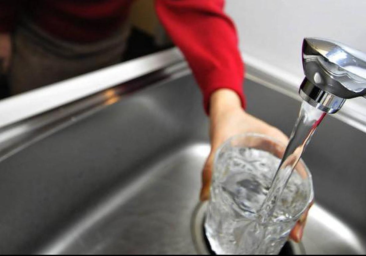 Beber agua del grifo | Por qué no deberías beber el primer chorro de ...