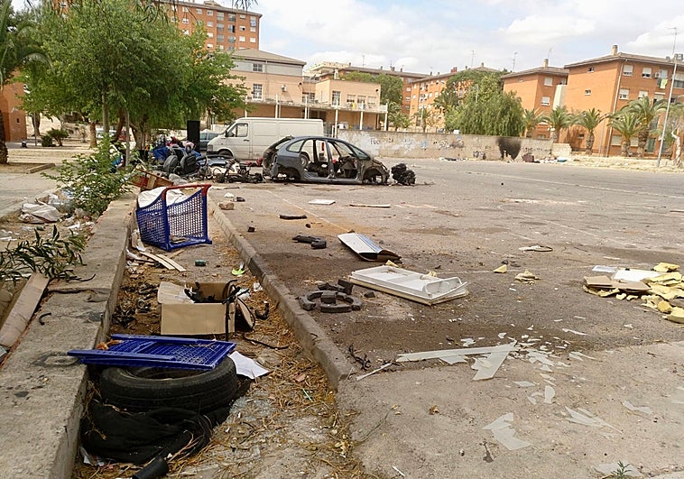 Vecinos de La Coma se quejan por las basuras junto a un colegio en ...