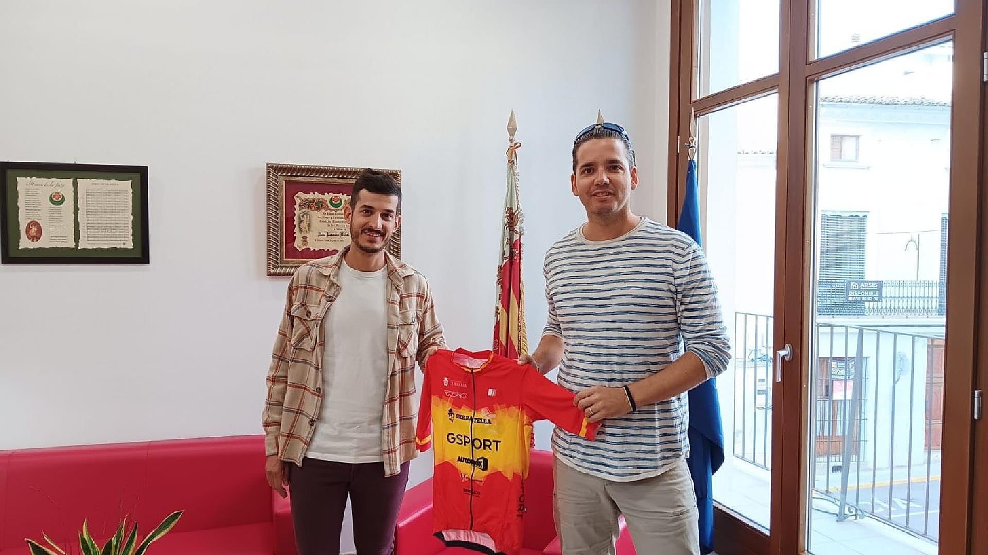 Dany Díaz entrega el mallot de campeón de España Máster-30 al ...