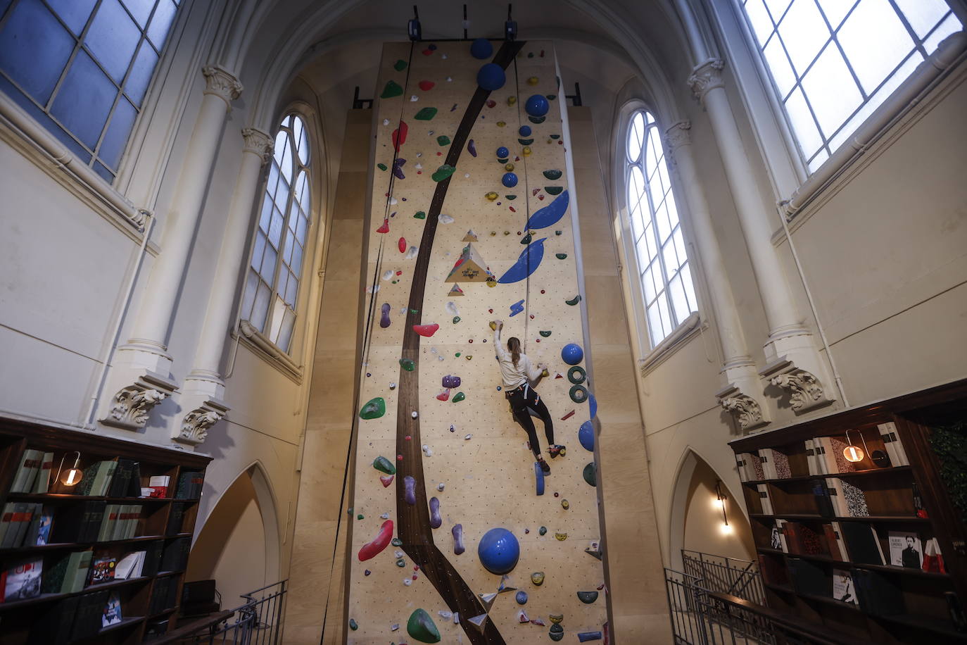 Fotos: De escalada en una iglesia parisina del siglo XIX | Las Provincias