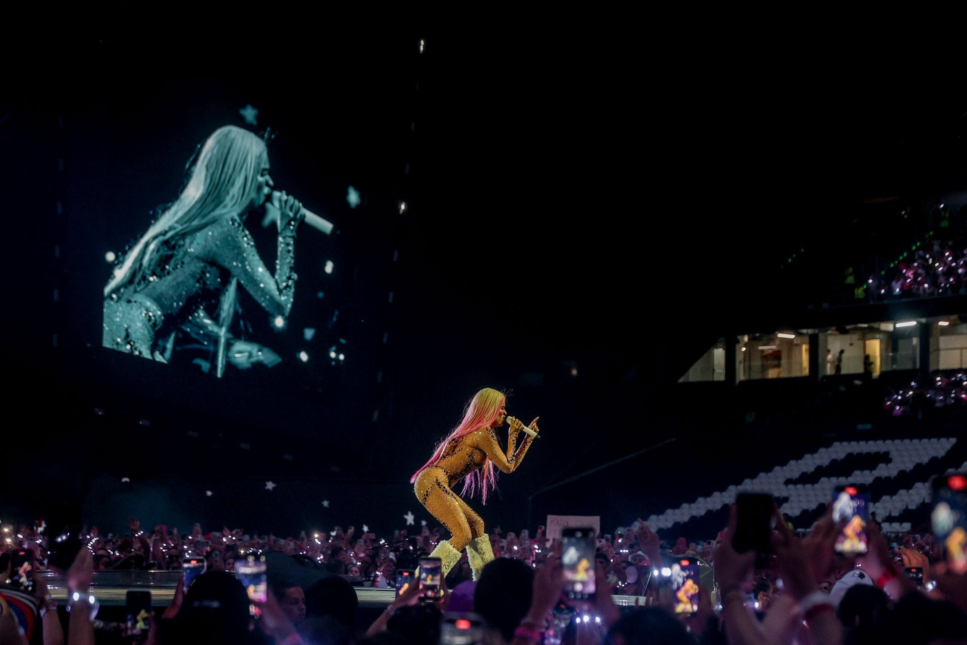 Karol G arrasa en el Bernabéu | Las Provincias