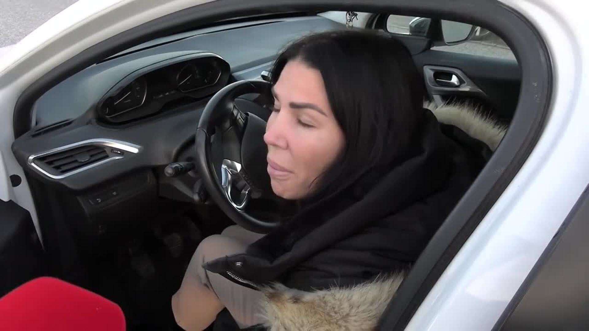 Chabeli Navarro le da la enhorabuena a Gabriela Guillén con dardo ...