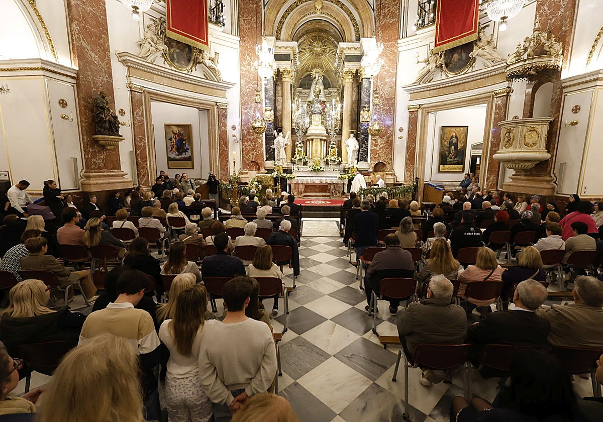 La Basílica de Valencia, a rebosar de feligreses para rezar por el Papa ...