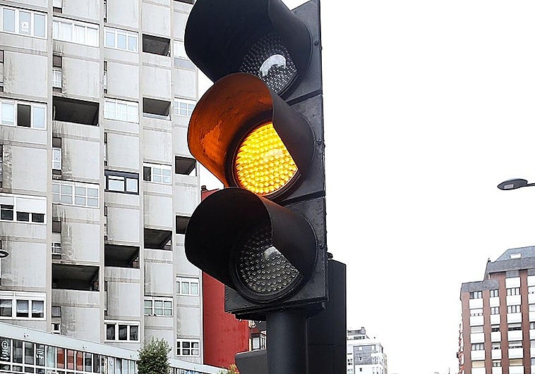 La DGT explica una función clave de la luz ámbar del semáforo que ...