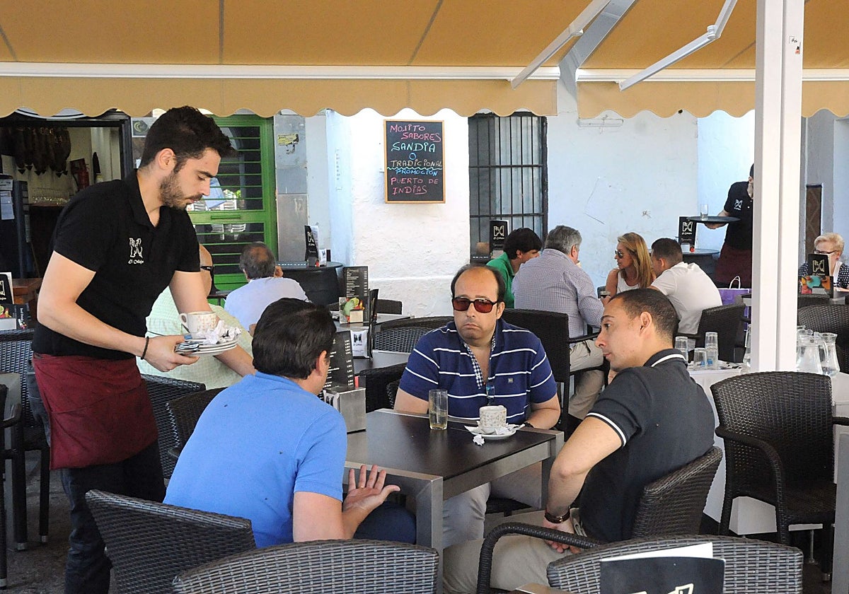 El mercado laboral se robustece en la Comunitat con 2.700 parados menos ...