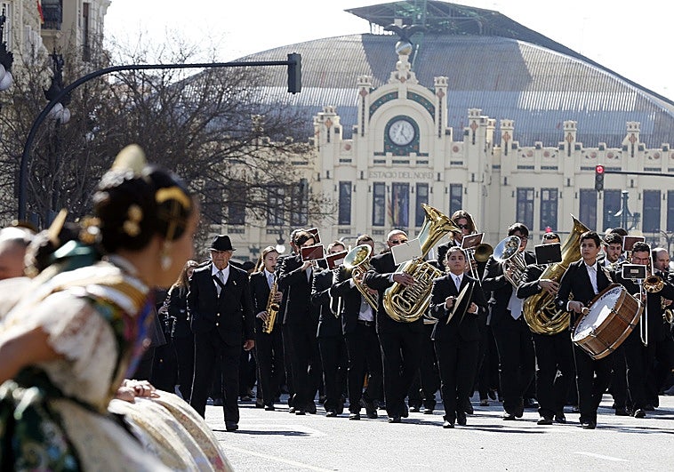 Vuelta al ruedo y música de banda cada día antes de la mascletà | Las ...
