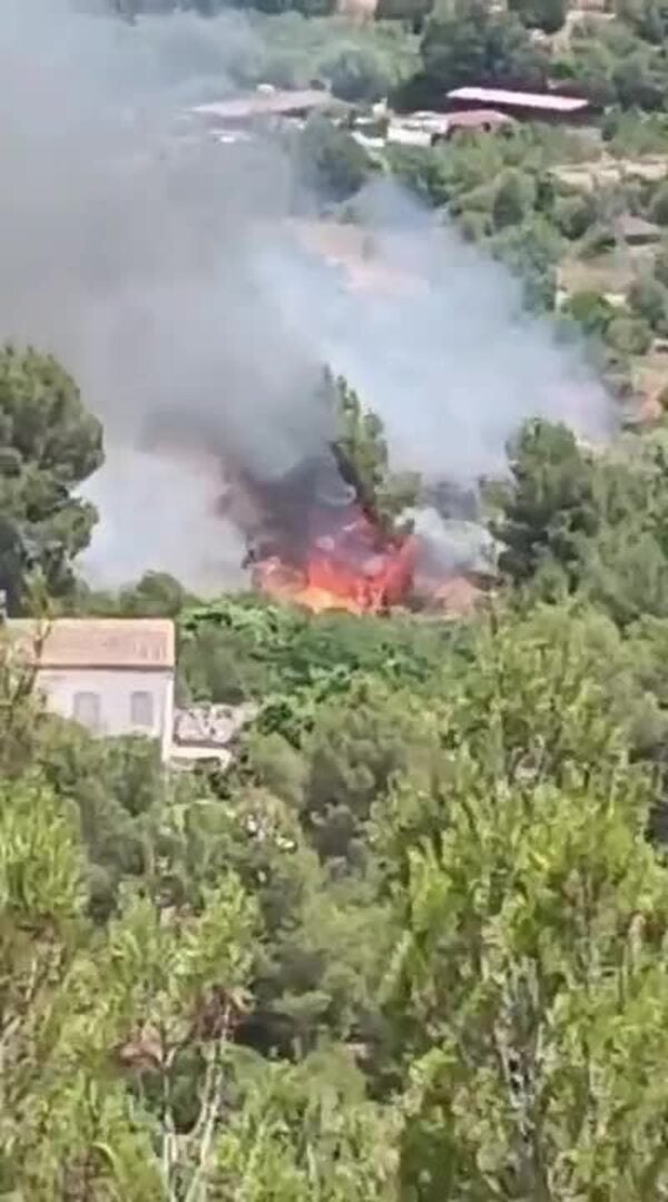 Un incendio en Estivella corta una carretera y obliga a movilizar cinco ...