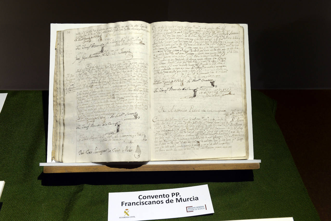 Fotos: Recuperan 90 documentos históricos y arrestan a nueve ...