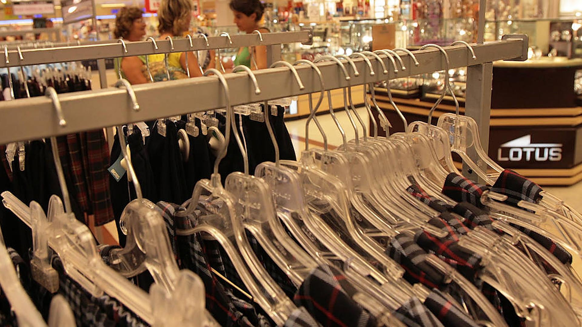 El método de las perchas que triunfa en TikTok para organizar la ropa ...